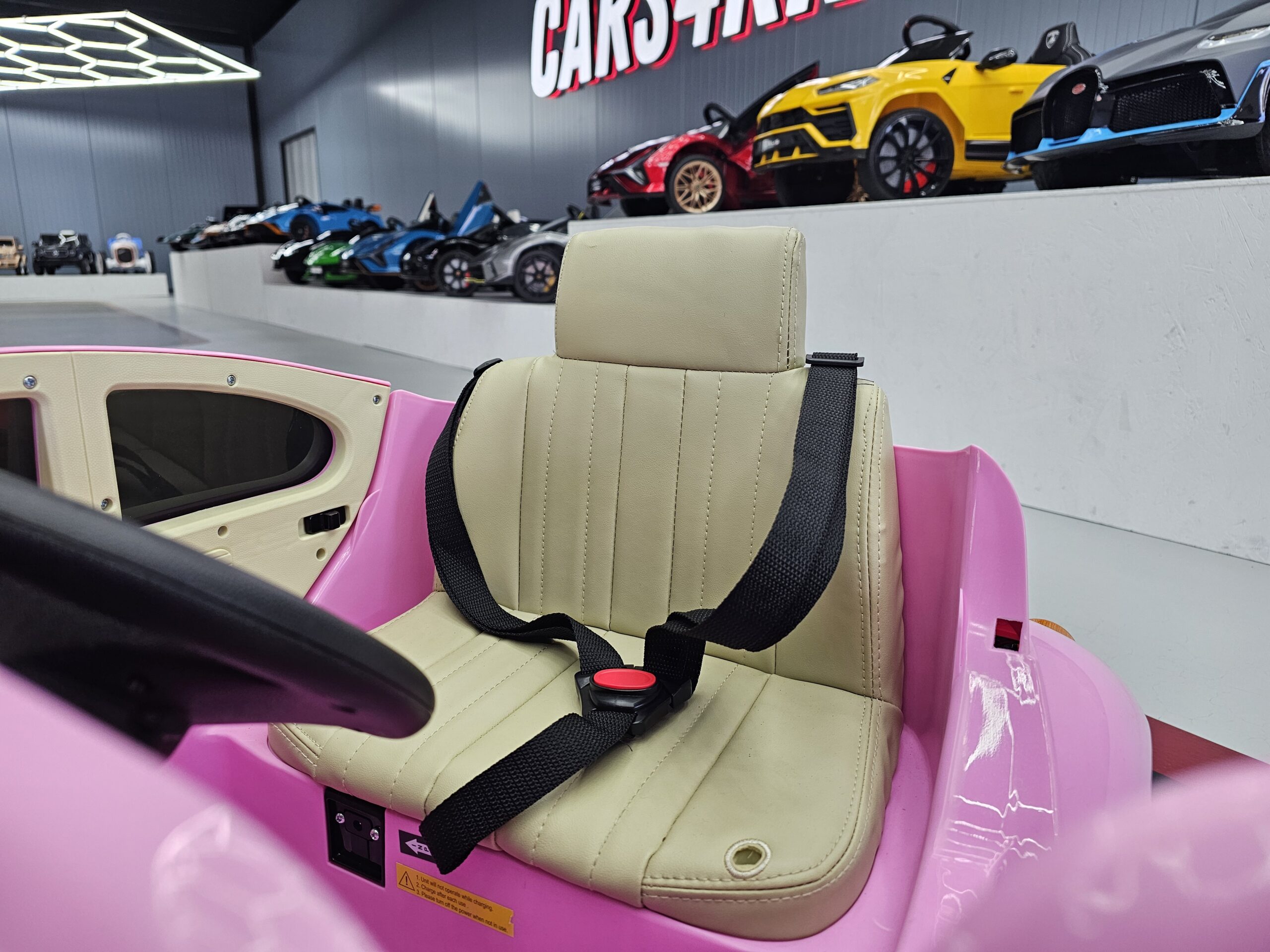 Kinderauto Volkswagen Kever 12 volt roze Cars4Kids