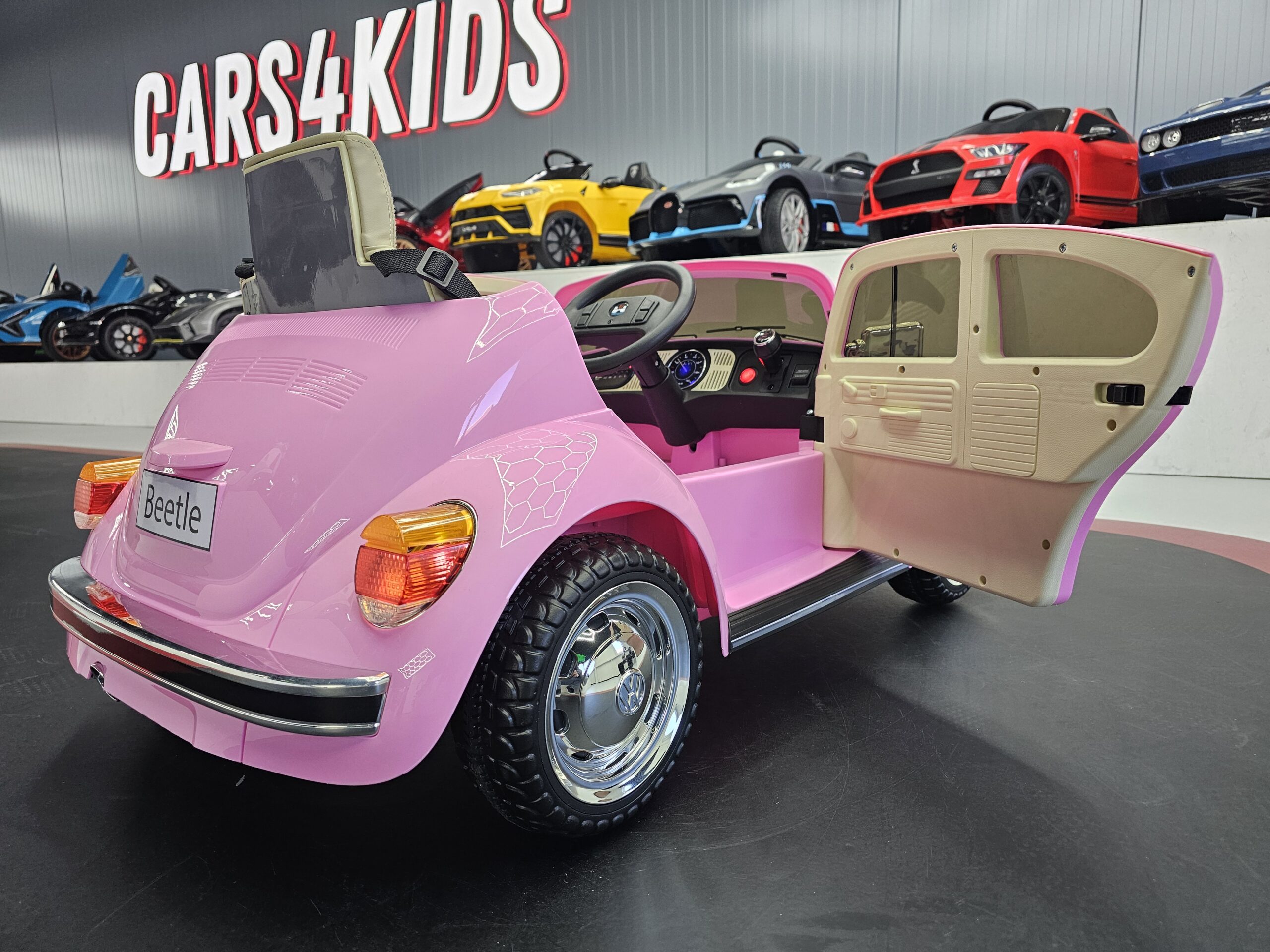 Kinderauto Volkswagen Kever 12 volt roze Cars4Kids