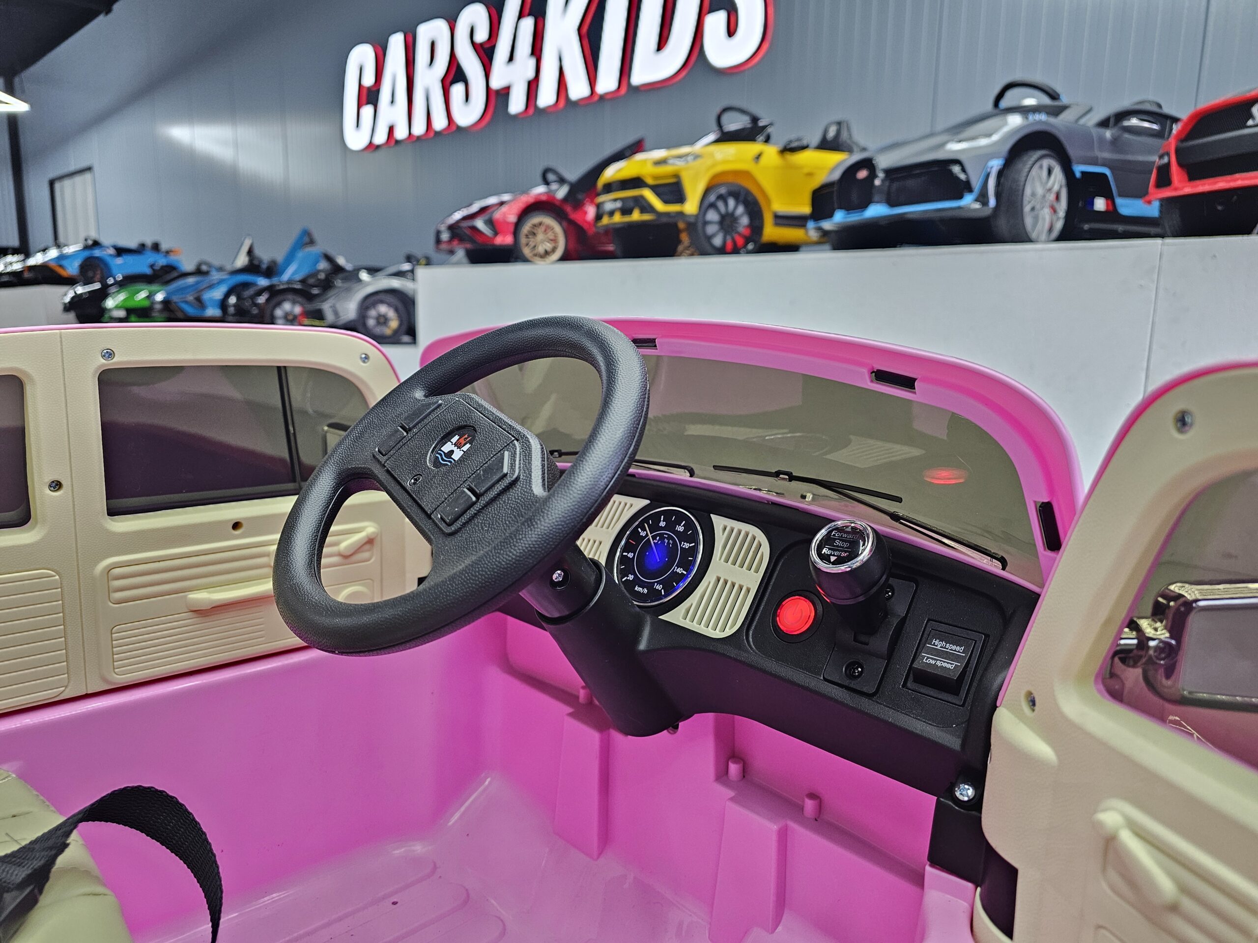 Kinderauto Volkswagen Kever 12 volt roze Cars4Kids