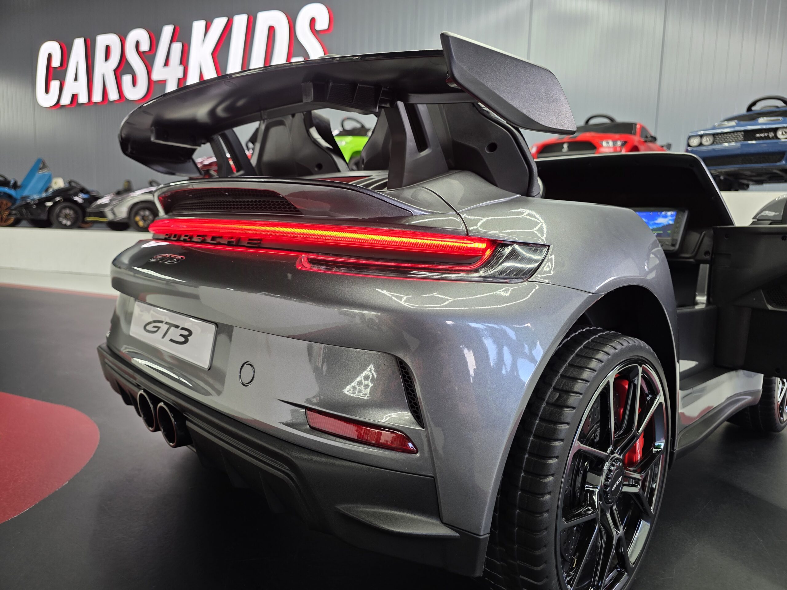 Elektrische Kinderauto Porsche 911 met MP4 Systeem - Cars4Kids